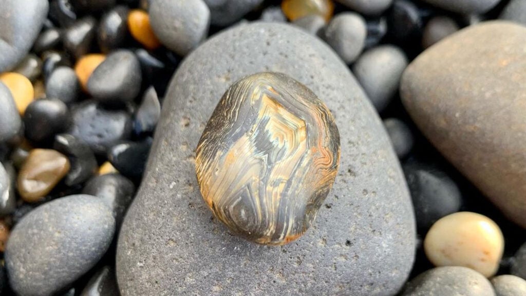 How to Hunt for Agates on the Oregon Coast - Travel Oregon